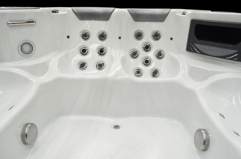 10 person spa | myParty | Sapphire Spas | Call 1300 069 772