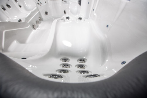 myTeam 10 person spa | Sapphire Spas | Call 1300 069 772