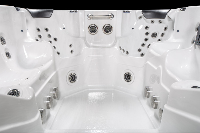 myTeam 10 person spa | Sapphire Spas | Call 1300 069 772